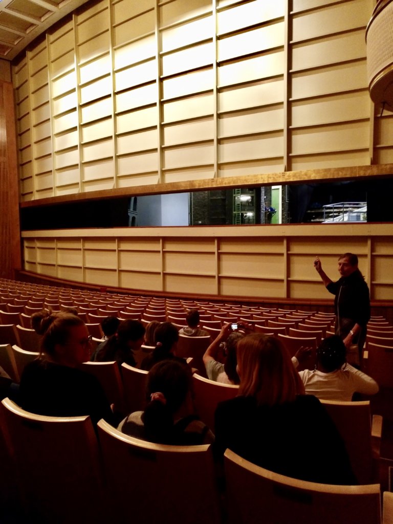 Gesalzene Kleider und gepfefferte Klänge - Wunderfinder in der Oper ...